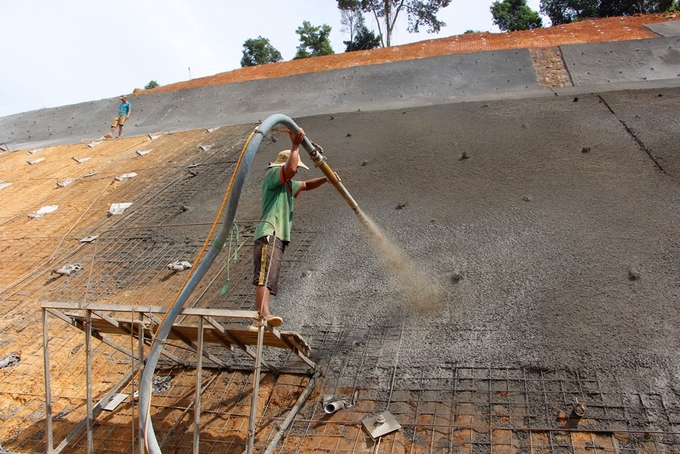 Work speeds up on expressway through Vietnamese national park ...