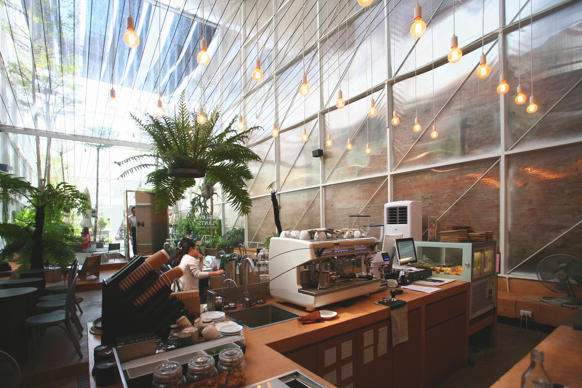 A glassy, classy cafe lets in the light - VnExpress International