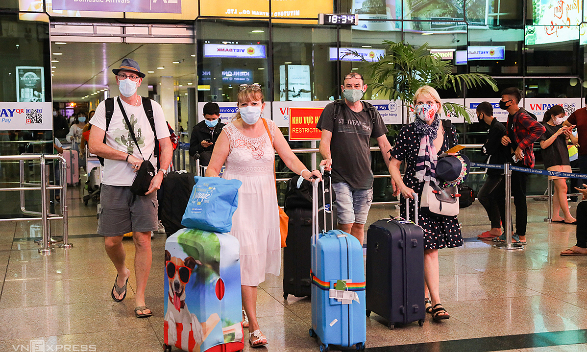Vietnam allows 3-day home quarantine for vaccinated, recovered arrivals ...